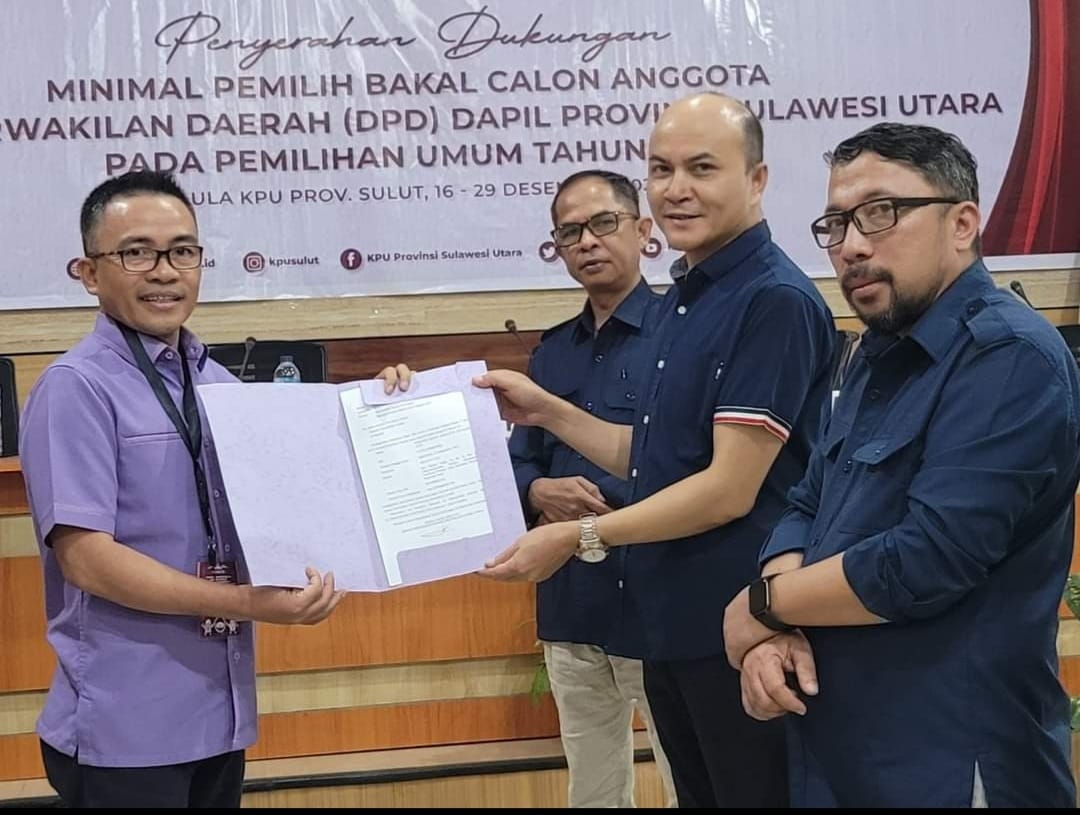 Koran Manado - SBAN Liow Serahkan 2500 Dukungan KTP Bakal Calon Anggota DPD-RI ke KPU Sulut